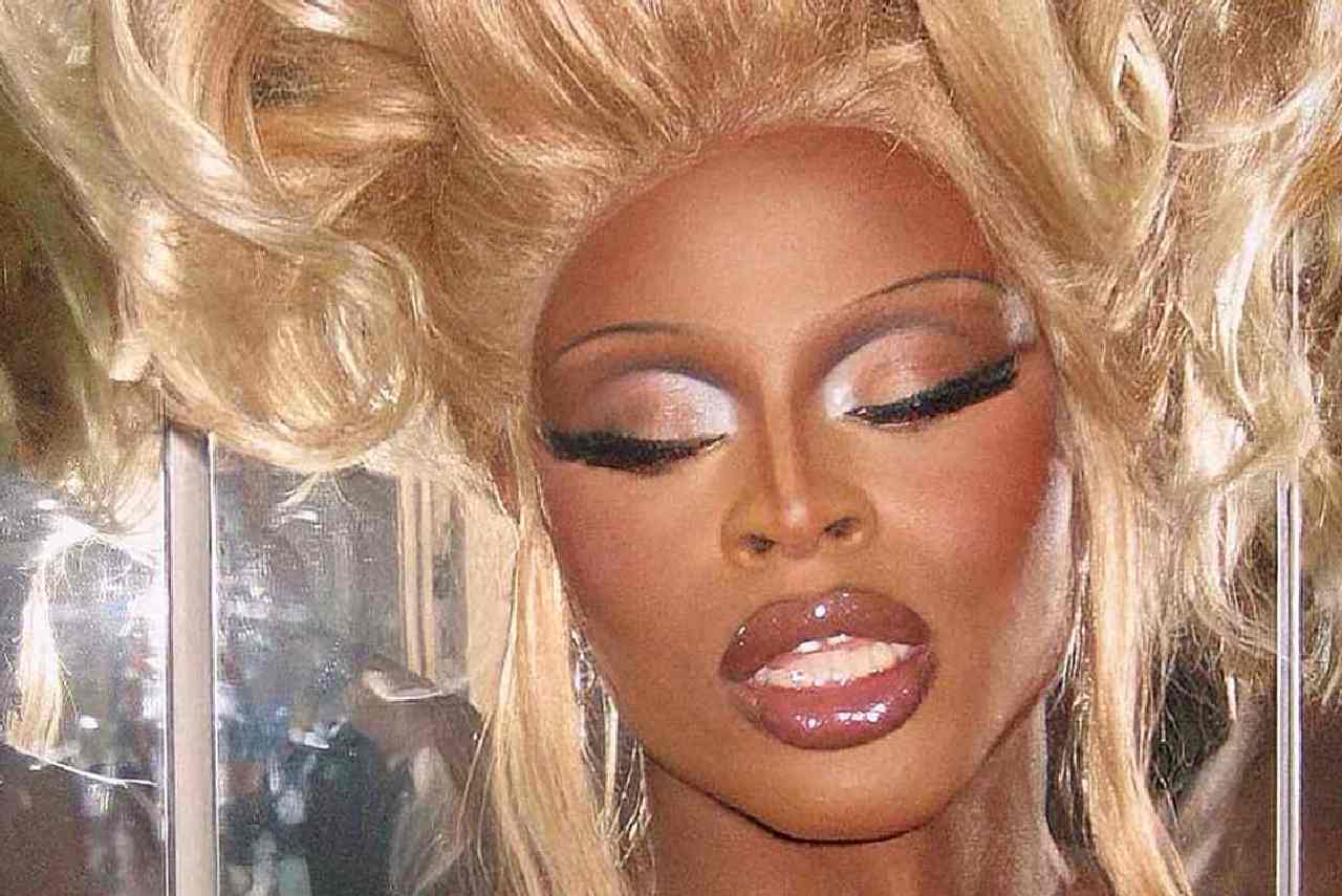 Just how to Glue Down Your Brows Like a Drag Queen - Rumahd.com